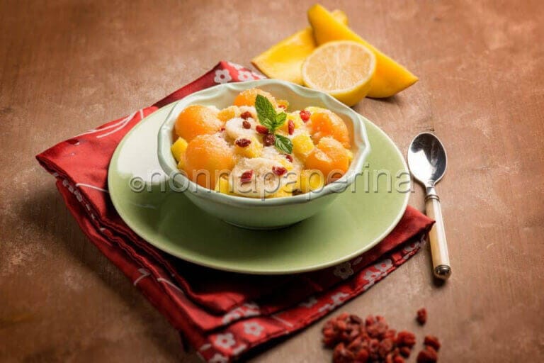 Macedonia con mango, goji, banana: un mix di frutta delicato