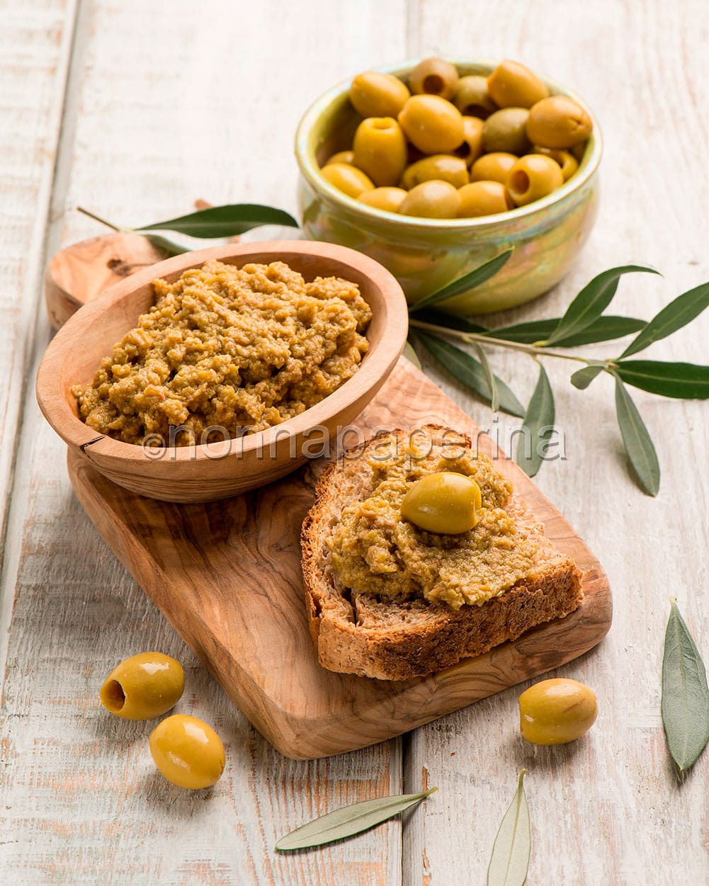 Paté di olive verdi, ricetta con ingredienti semplici e genuini