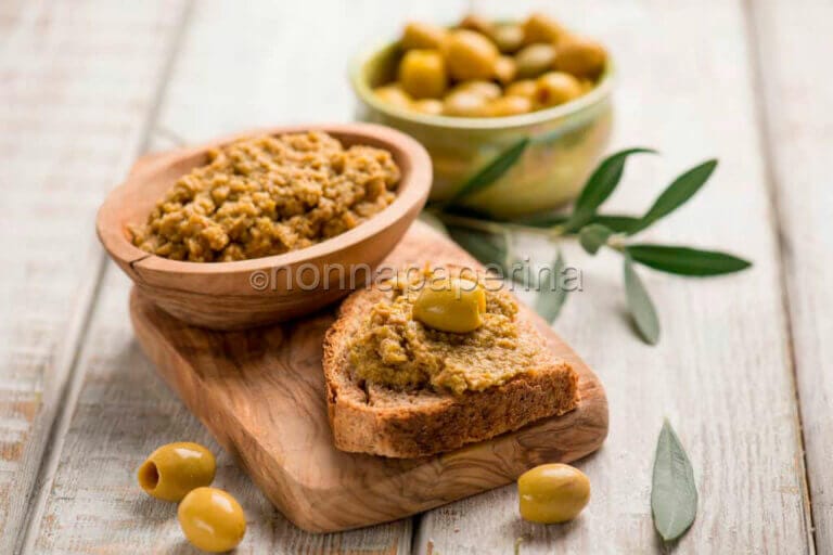 Paté di olive verdi, ricetta con ingredienti semplici e genuini