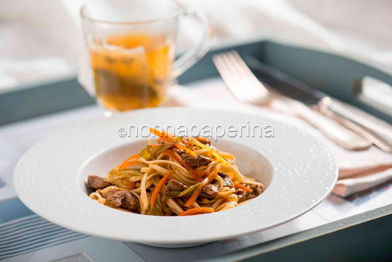 Ricetta veloce degli Spaghetti di riso con carne e verdure