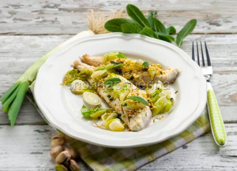 Nasello in padella con salvia e pistacchi: un secondo semplice