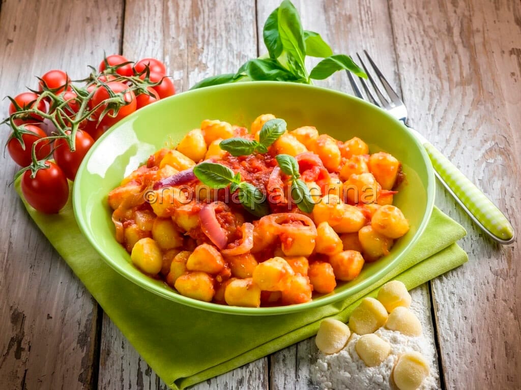 Gnocchi pomodoro e basilico , un piatto classico che affascina