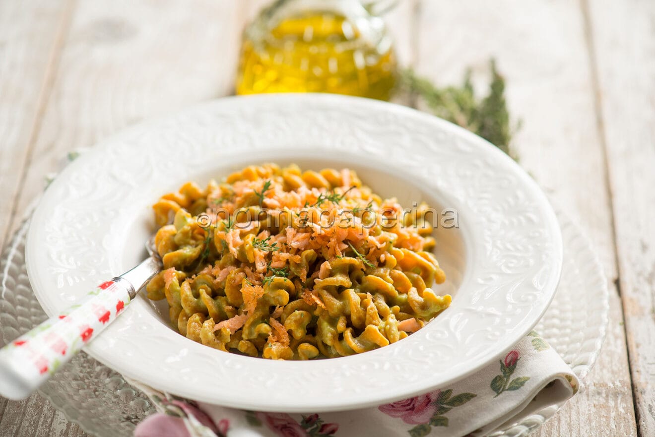 Fusilli integrali con crema di fave e trota croccante
