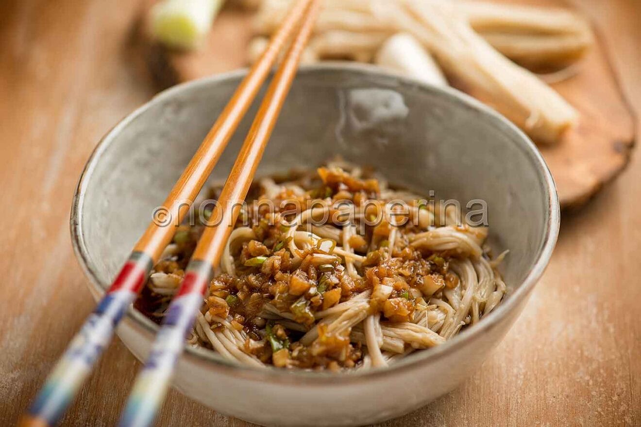 Funghi enoki: cosa sono e come fare ad utilizzarli in cucina