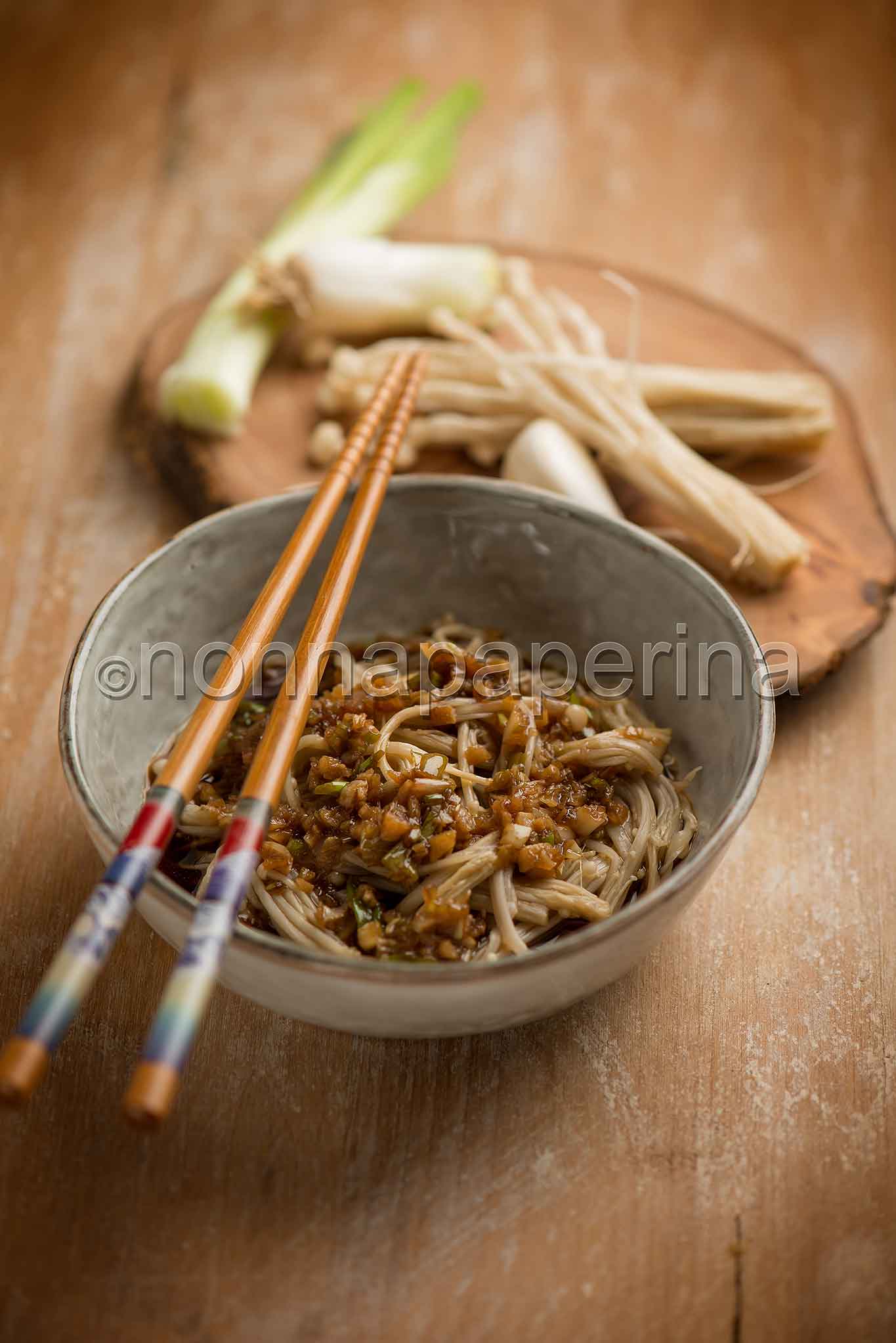 Funghi enoki: cosa sono e come fare ad utilizzarli in cucina