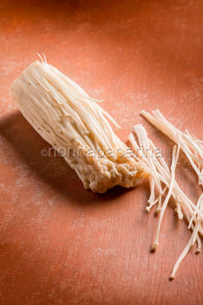 Funghi enoki: cosa sono e come fare ad utilizzarli in cucina
