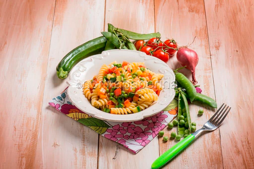 Fusilli con mix di verdure primavera, un primo piatto salutare.