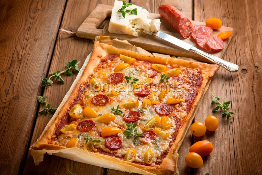 Una golosità per la cena? Pizza con zola, salamino e datterini