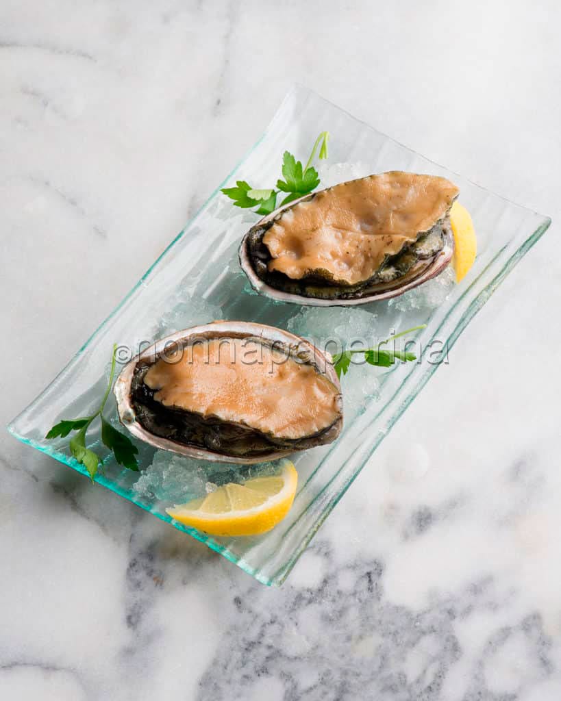 Piatto di alta cucina: Abalone con riso basmati e tè matcha