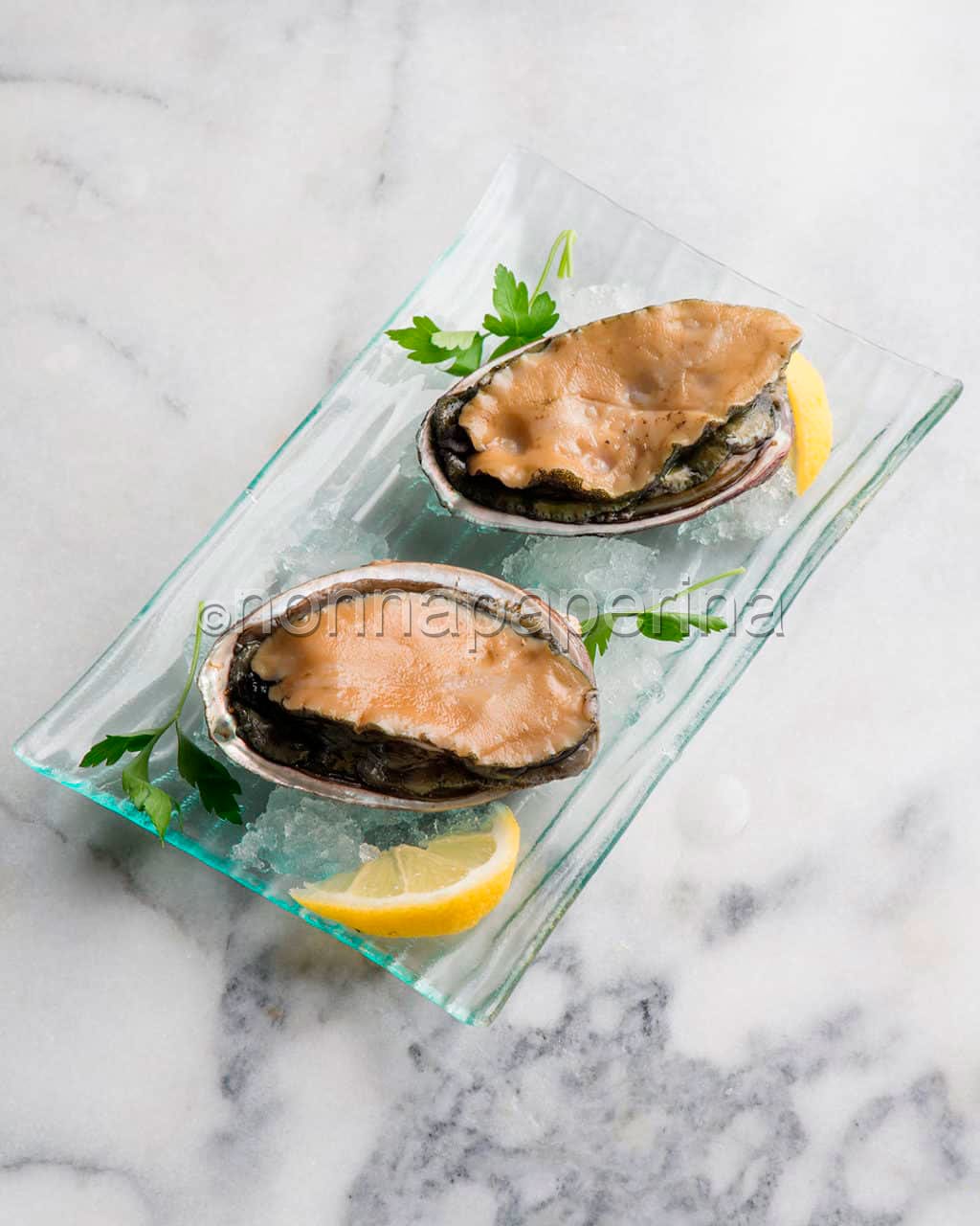 Piatto di alta cucina: Abalone con riso basmati e tè matcha