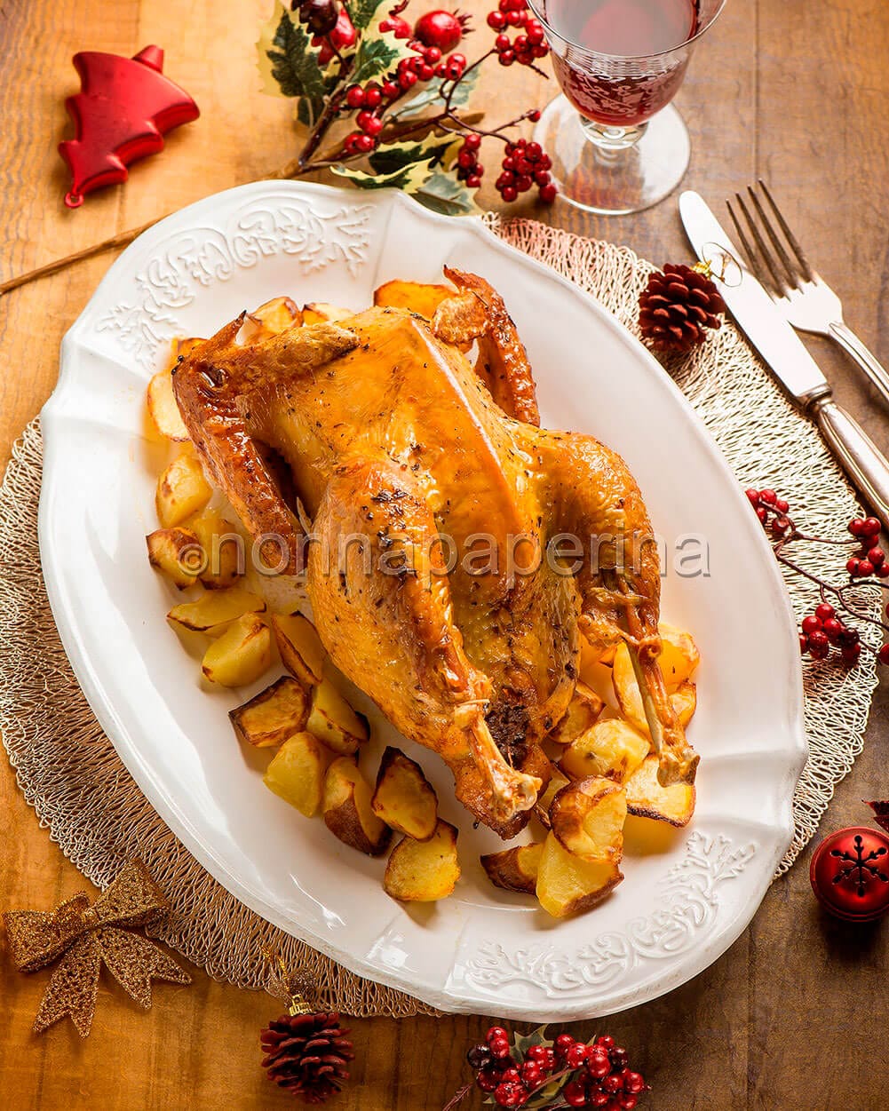 Cappone al forno con patate, un secondo piatto perfetto