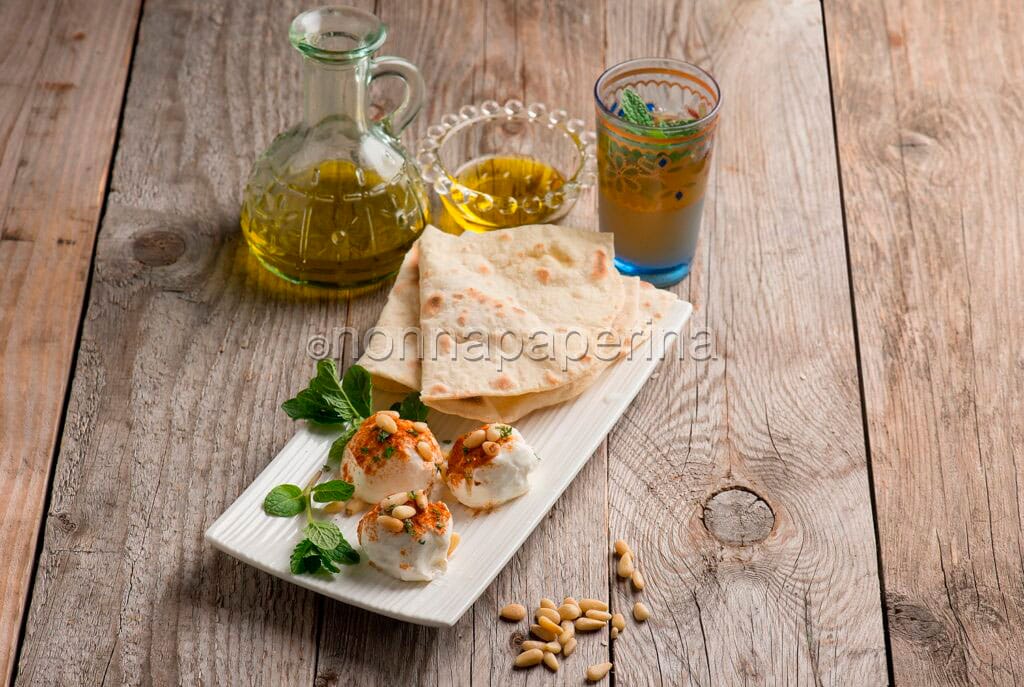 Labneh con pane arabo, una delizia tipica dal Libano