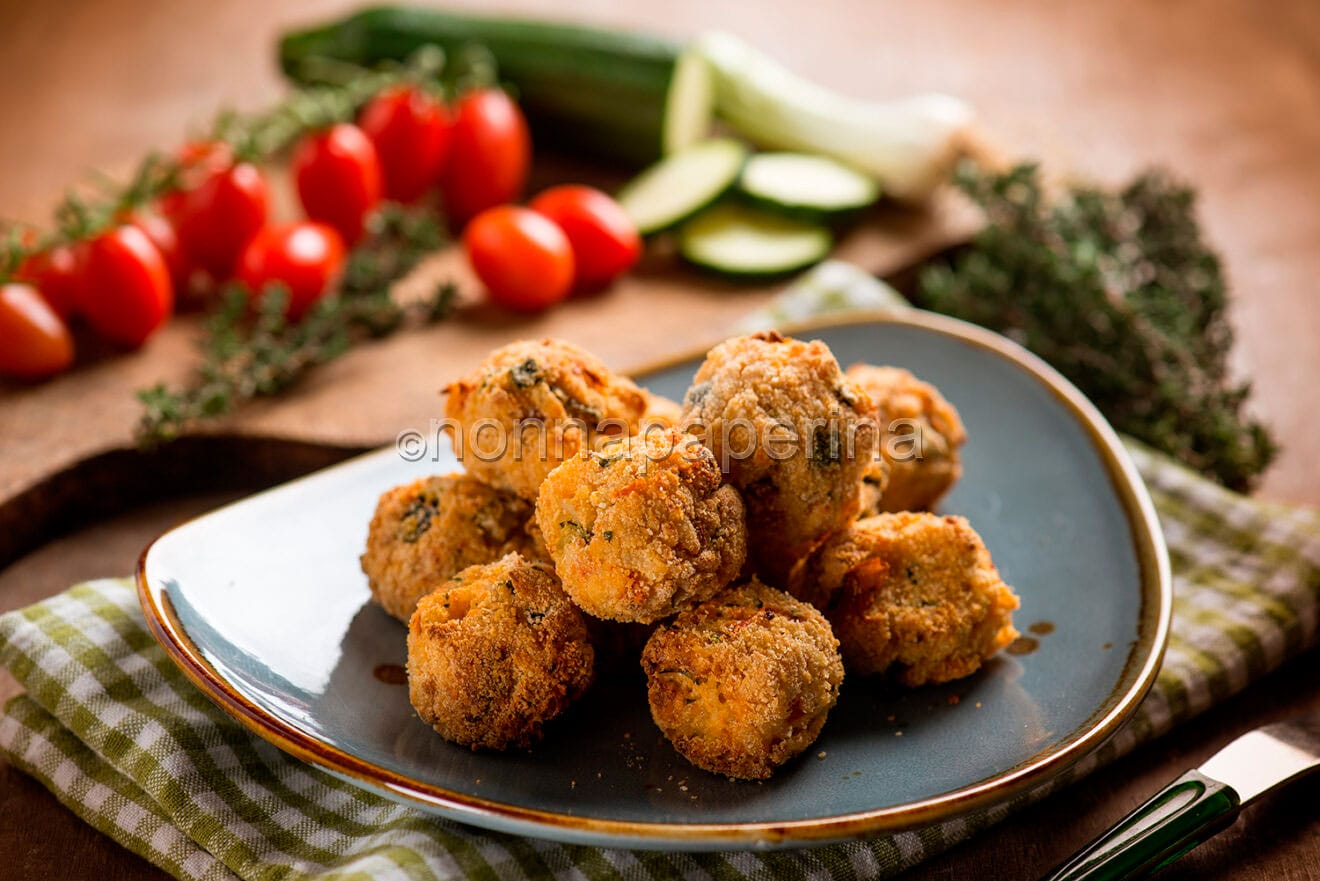 Polpette di riso e verdure, deliziosi pezzi di rosticceria fatti in casa