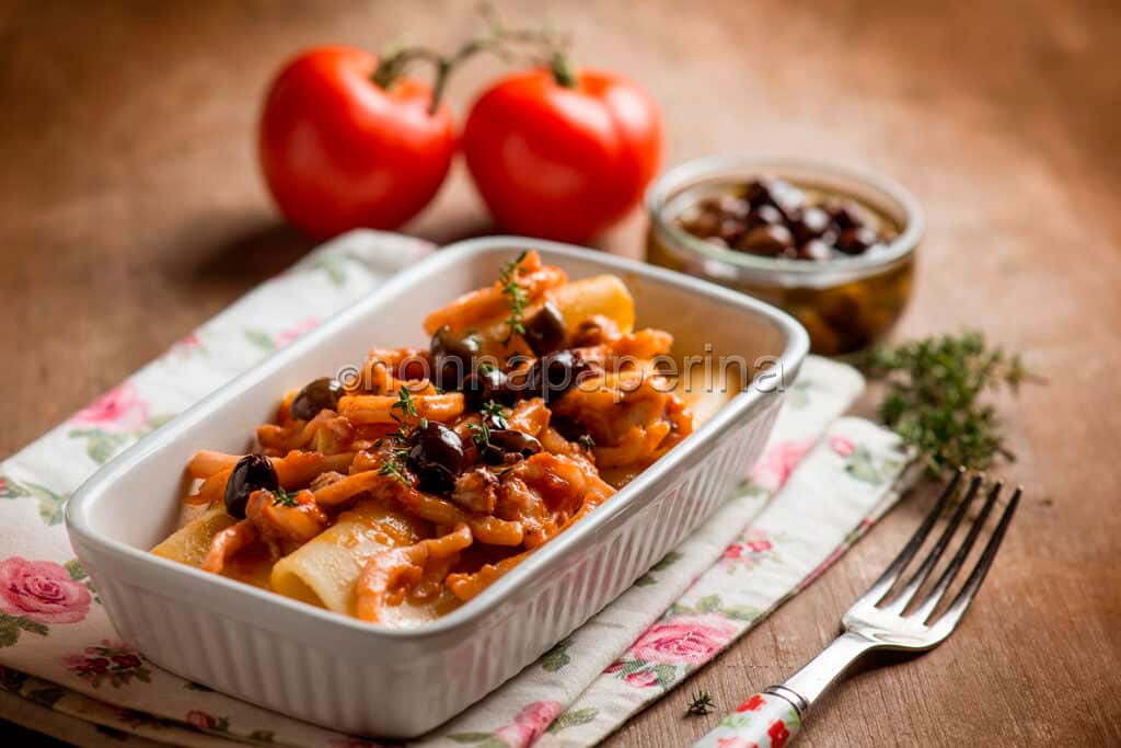 Paccheri con calamari e olive, un primo gustoso e leggero