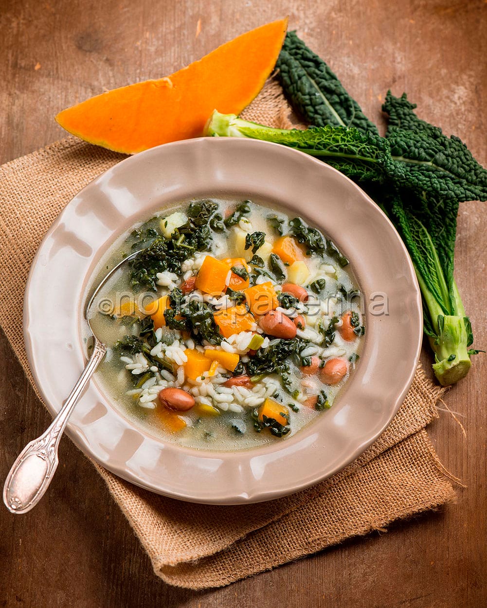 Minestra di cavolo nero e zucca, primo piatto della tradizione Minestra di cavolo nero e zucca, primo piatto della tradizione