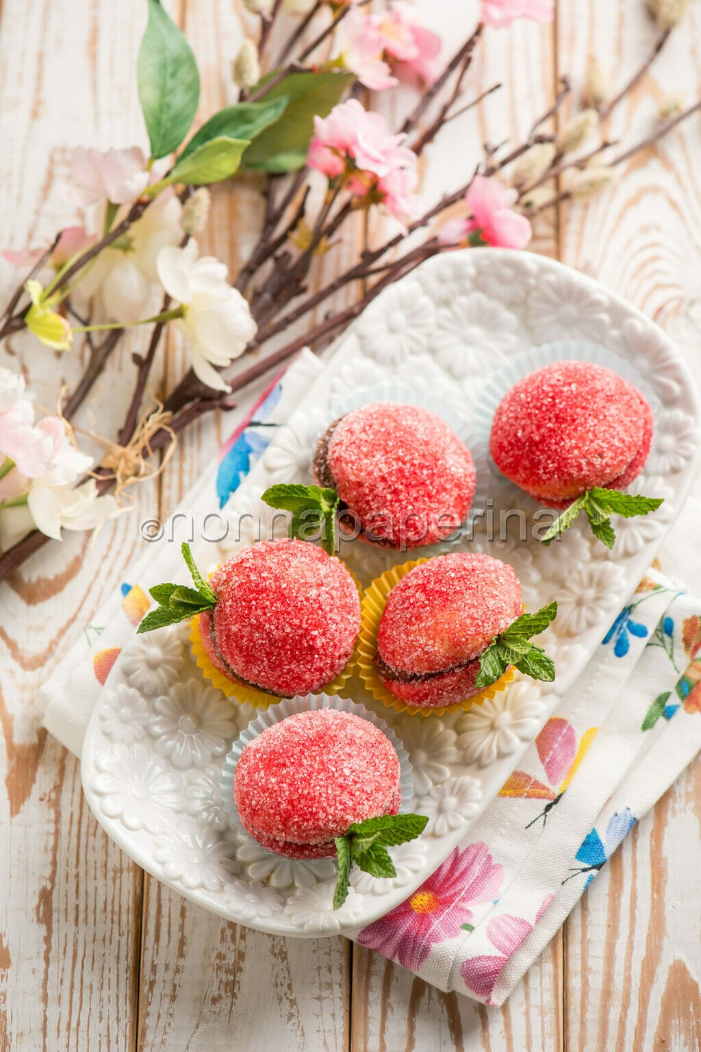 Finte pesche dolci all'alchermes , deliziosi dolcetti