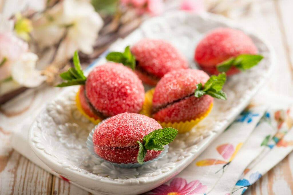 Finte pesche dolci all'alchermes , deliziosi dolcetti