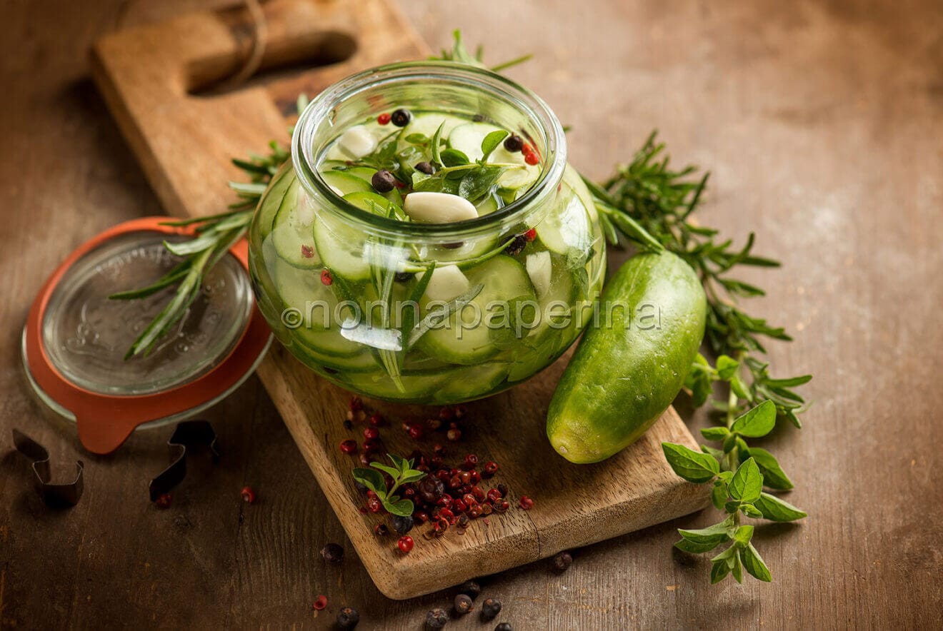 Cetrioli sotto aceto con erbe aromatiche, un'idea sfiziosa e originale