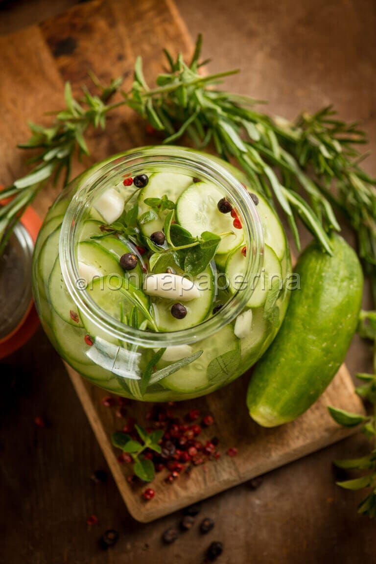Cetrioli sotto aceto con erbe aromatiche, un'idea sfiziosa e originale