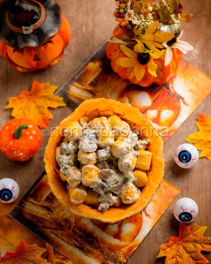 Gnocchi di zucca con salsa ai funghi per un Halloween squisito
