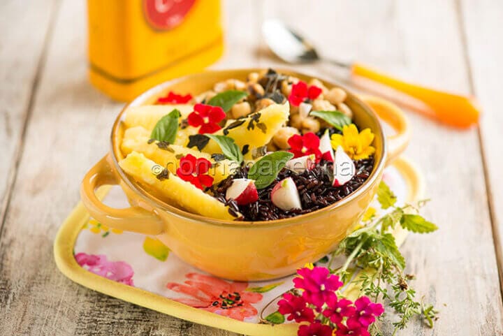 Bowl con ananas, un piatto proteico e ricco di gusto