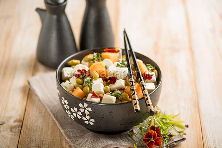 Bowl con feta, un'insalata ricca di ingredienti e molto semplice da fare