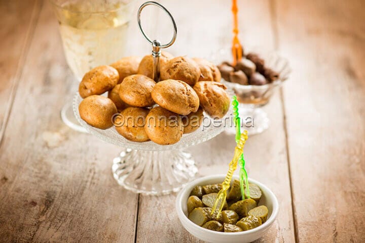 Gougeres, dei golosi bignè al formaggio, tipici della gastronomia francese