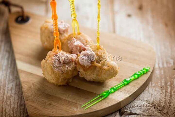 Coccoli fritti con salsiccia e stracchino, un antipasto perfetto