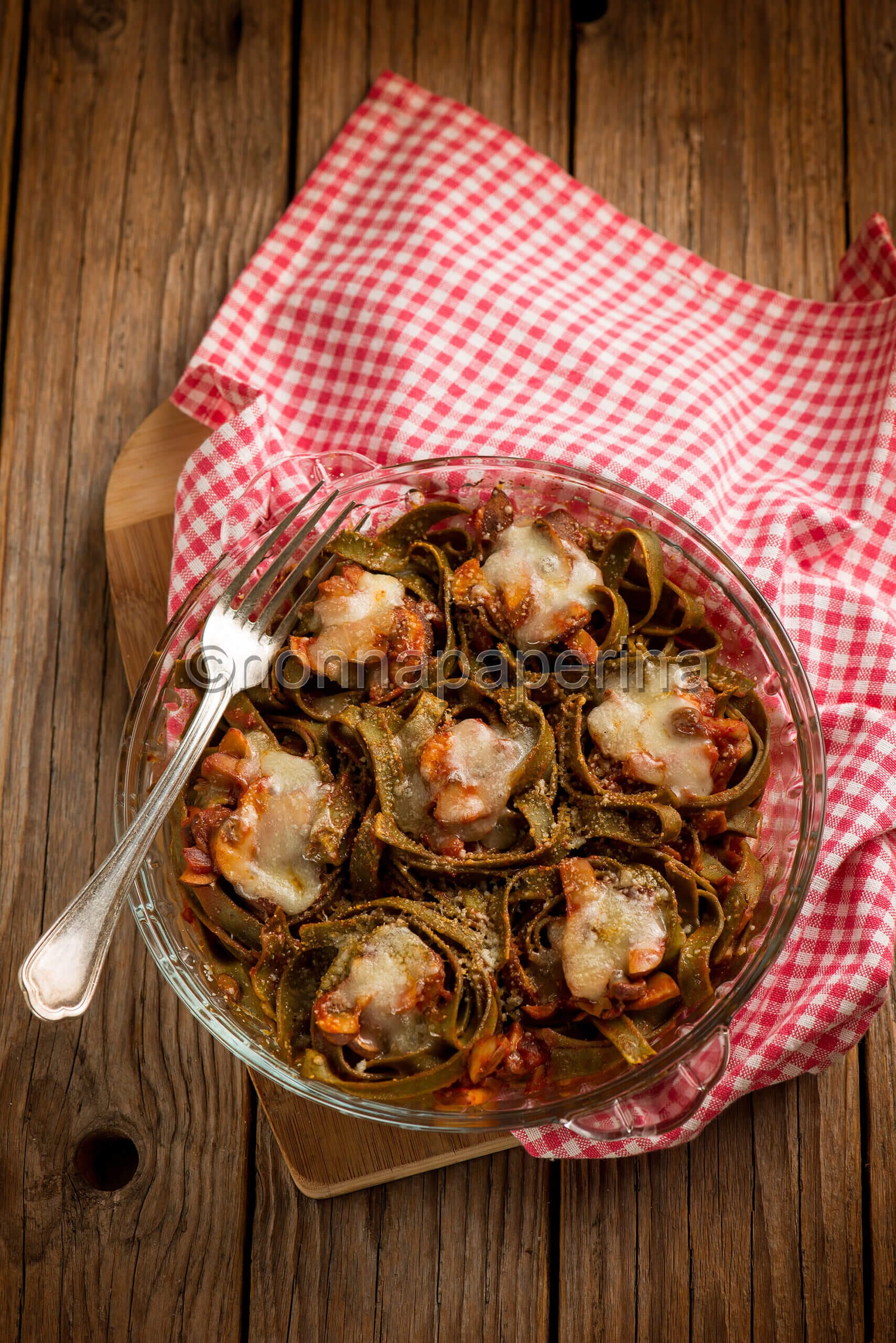 Nidi di tagliatelle con funghi e fontina, un primo rustico ma elegante