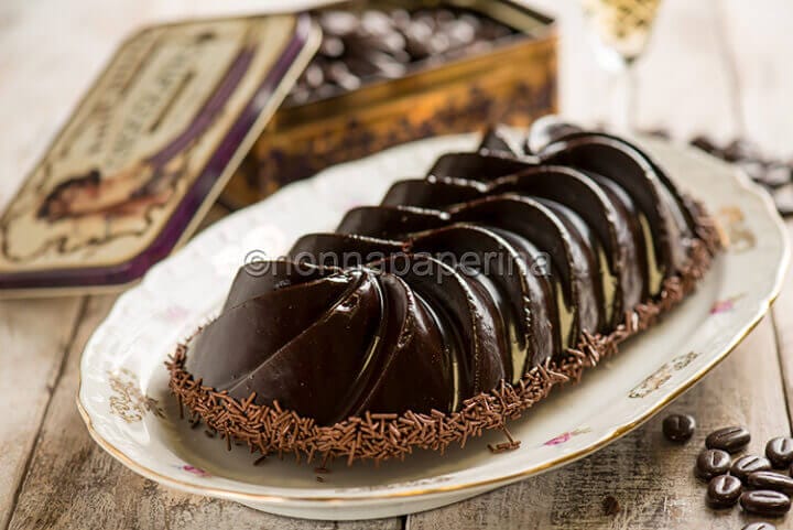Torta glassata al cioccolato, un dolce esotico con copertura classica