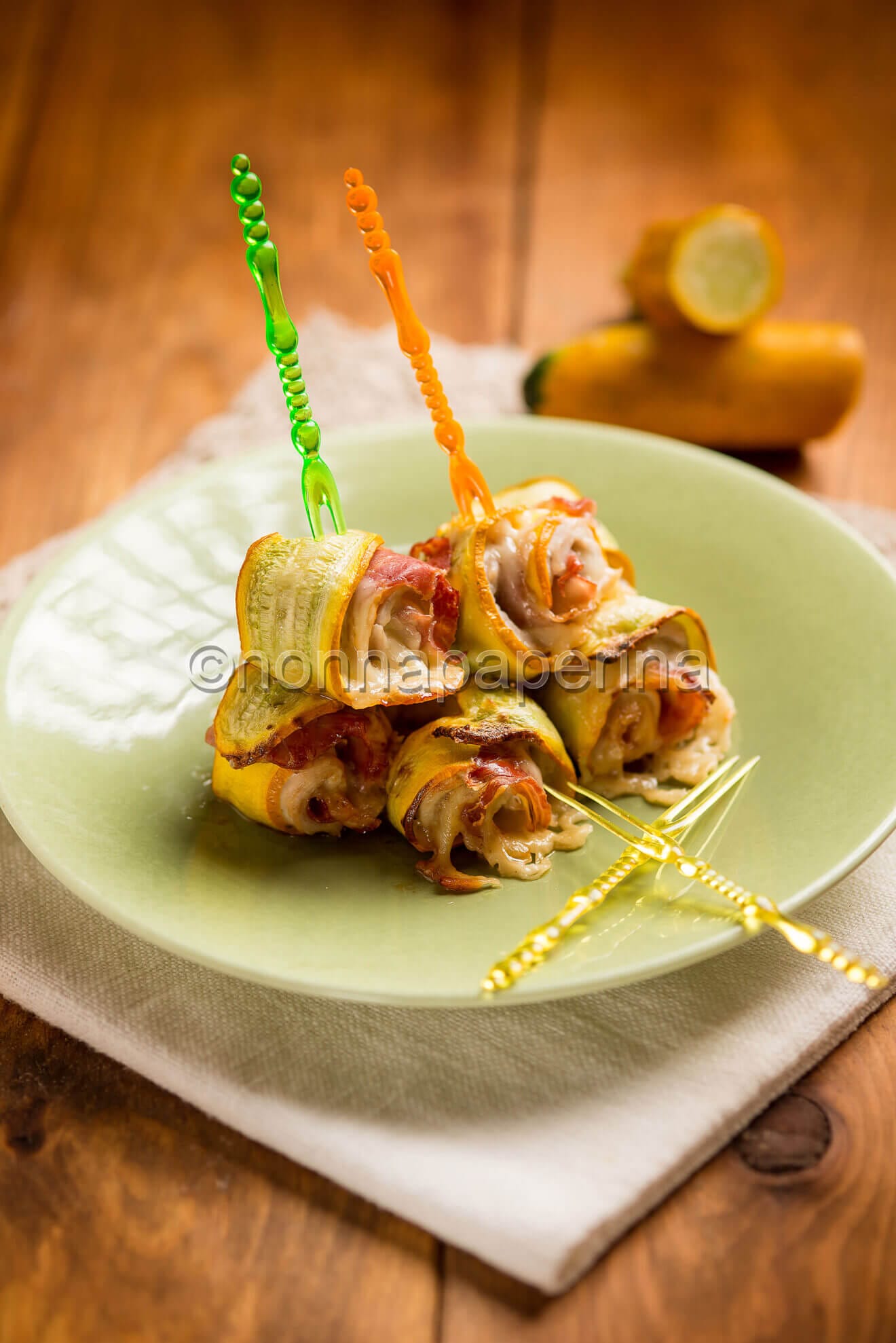 Rotolini di zucchine e tacchino, un antipasto semplice ed elegante