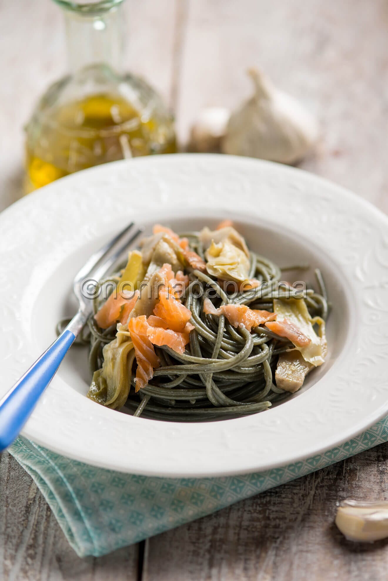 Spaghetti alla spirulina con salmone, un primo colorato e squisito