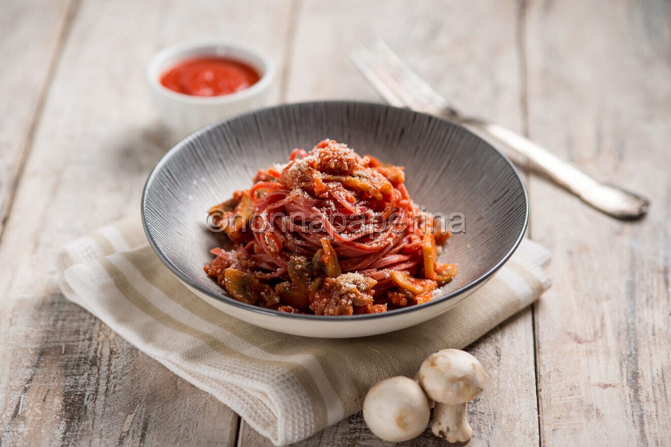 Tajarin al Barolo con salsiccia, un primo alla piemontese