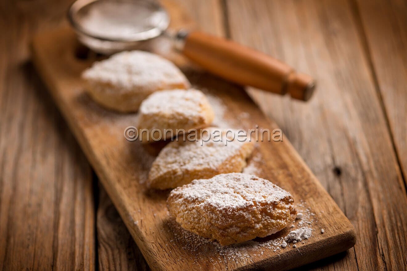 I ricciarelli, i biscotti alle mandorle della tradizione senese.