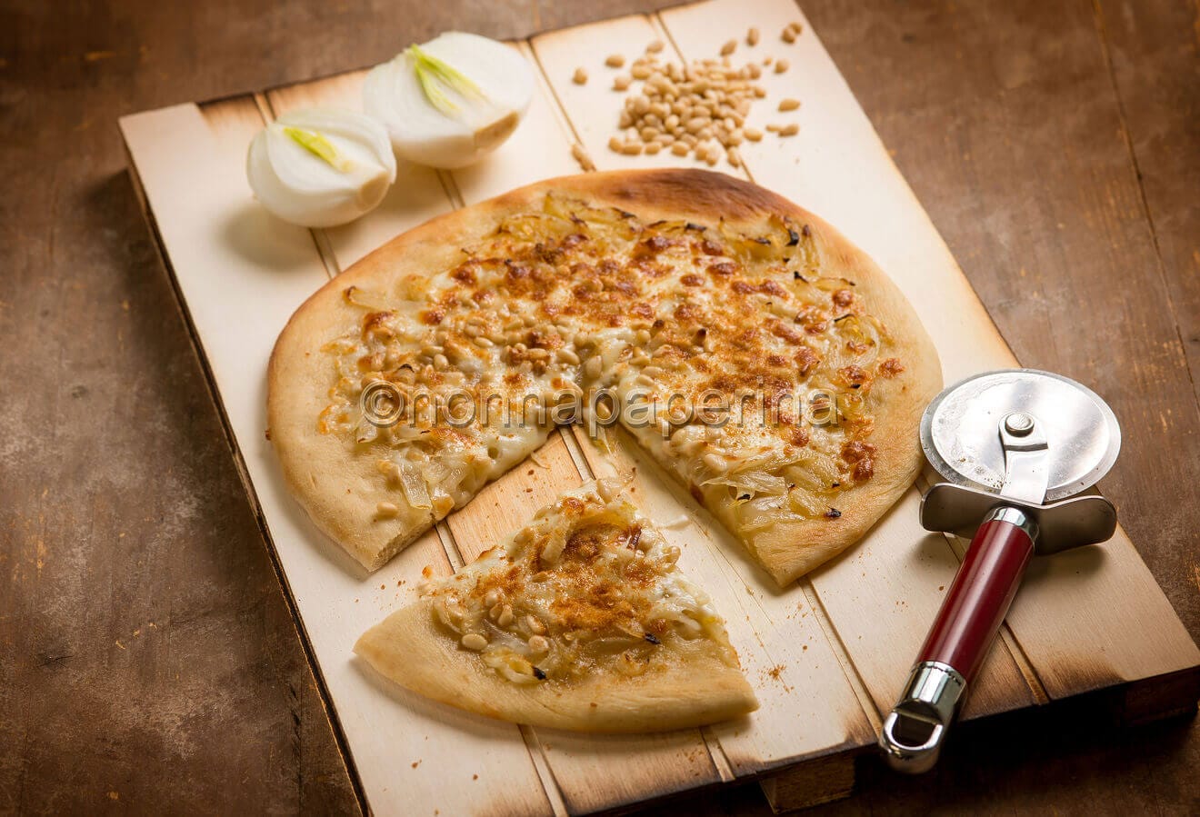 Pizza con bottarga e pinoli, una pizza gourmet facile e gustosa