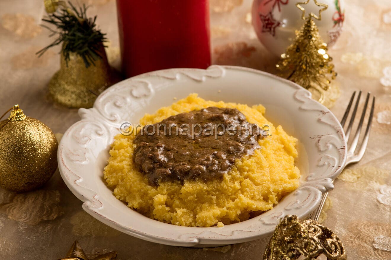 Polenta con ragù di cinghiale, un piatto rustico per il Natale