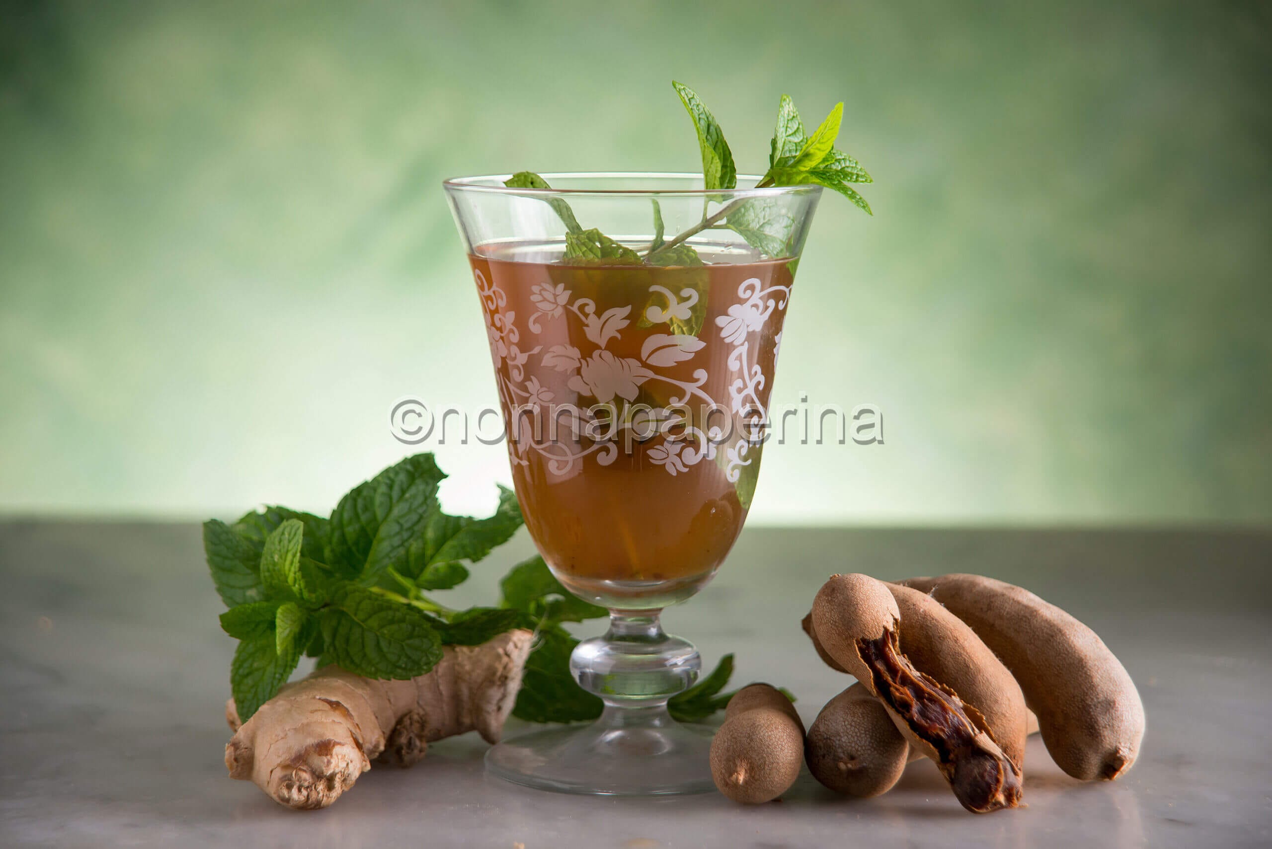 Bevanda all’acqua di rose, un elisir dissetante e gustoso nel bicchiere