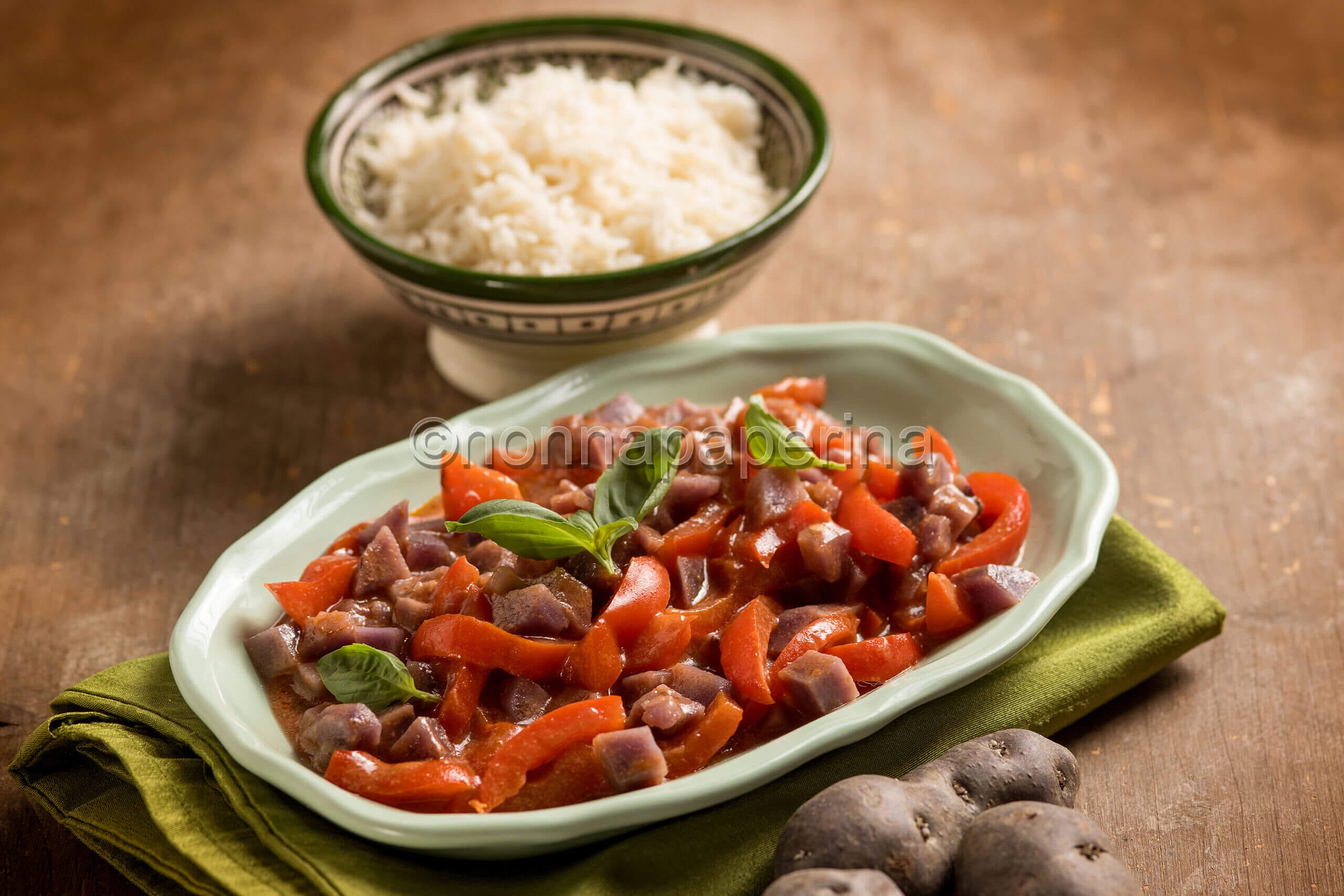 Curry di patate viola thai, un contorno ricco ed esotico