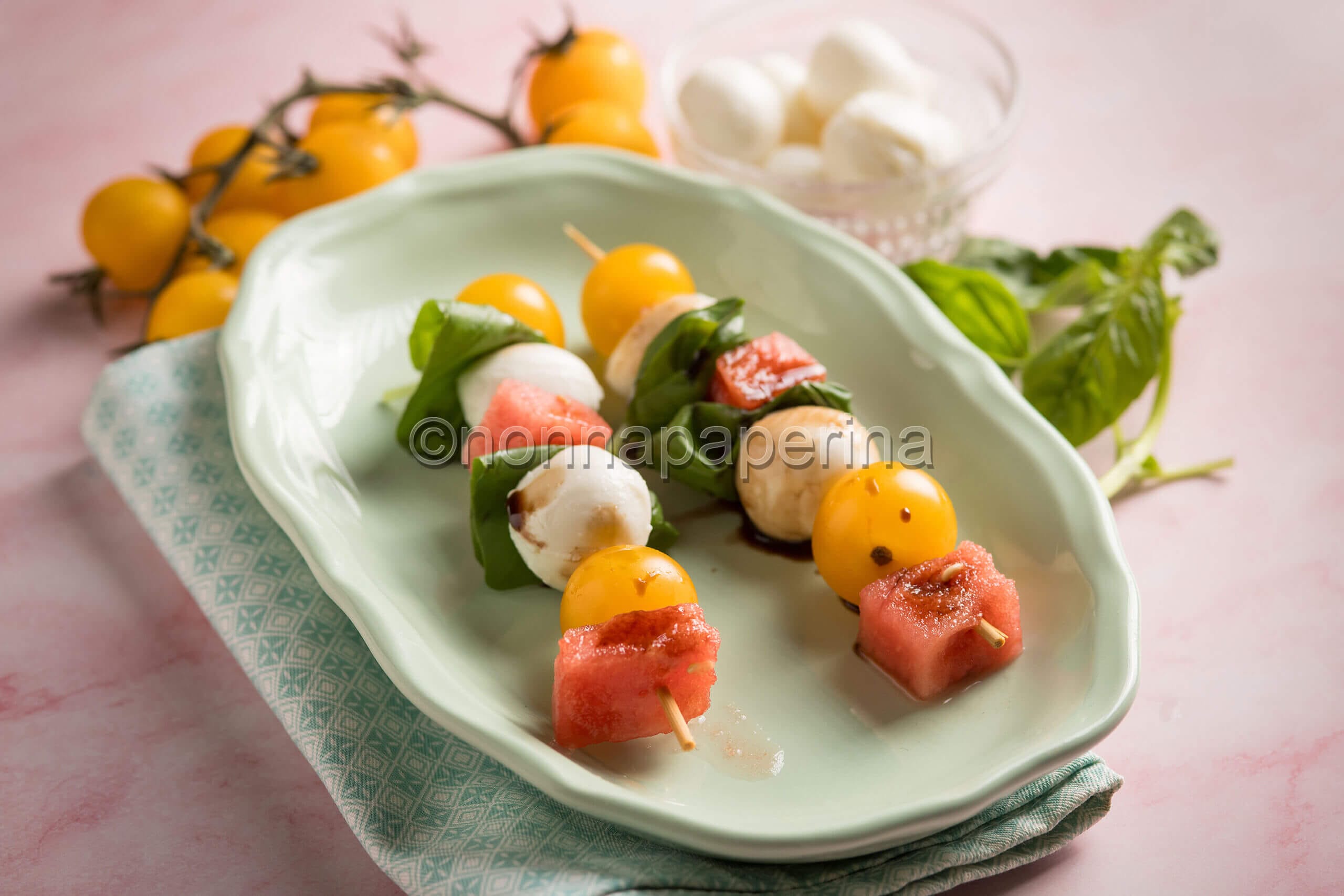 Spiedini di anguria e mozzarella: un ottimo antipasto per l'estate