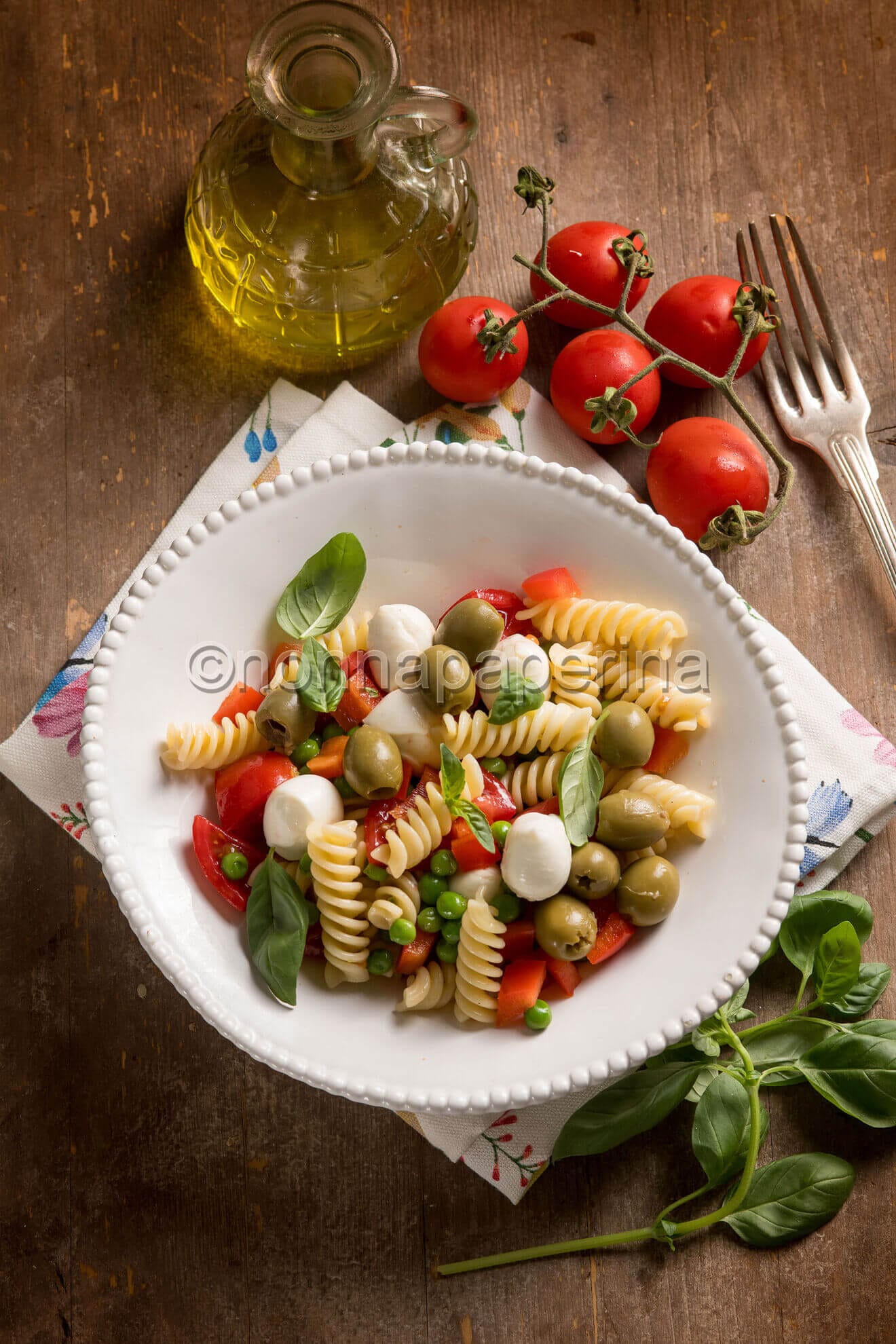 Pasta fredda tricolore, una ricetta mediterranea semplice e gustosa