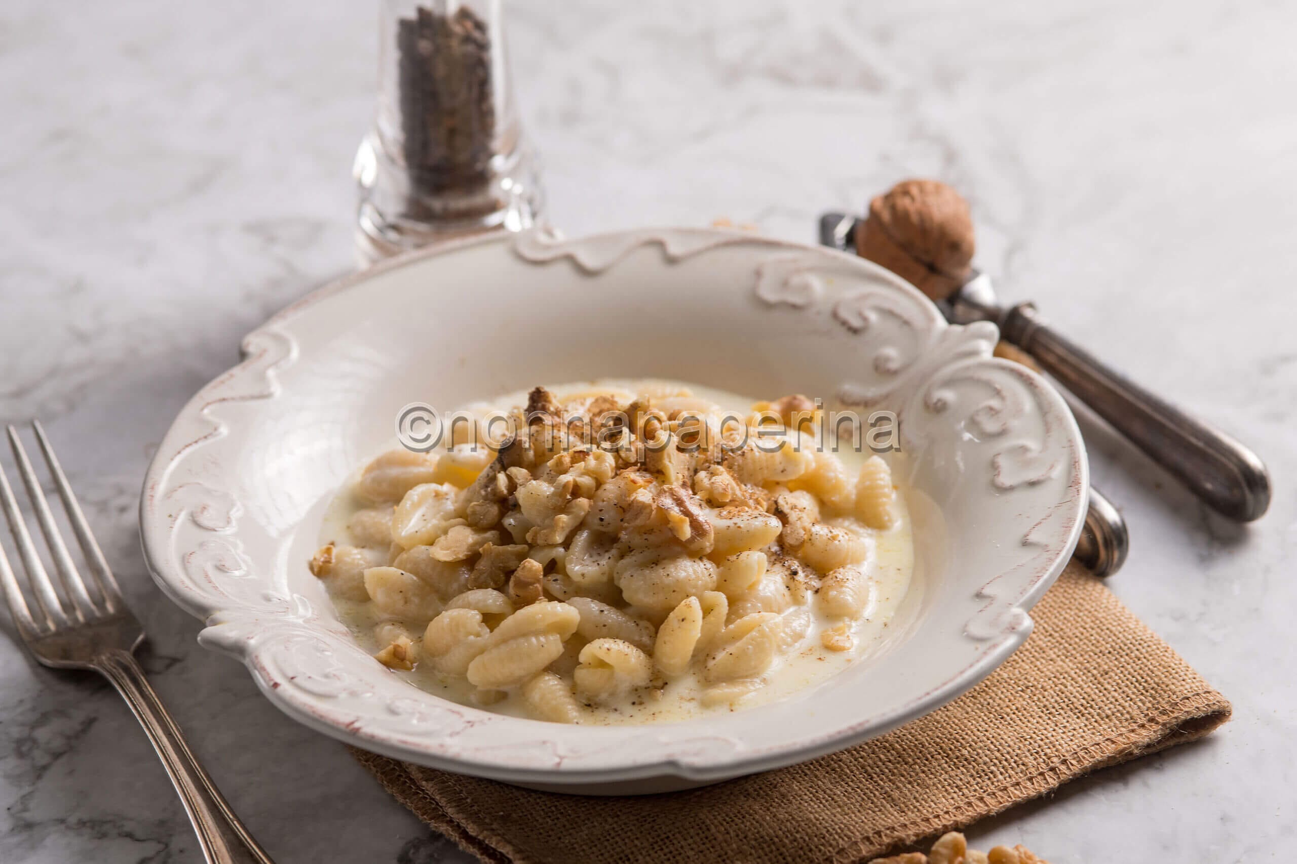 Malloreddus al pecorino e noci, dalla Sardegna un piatto unico