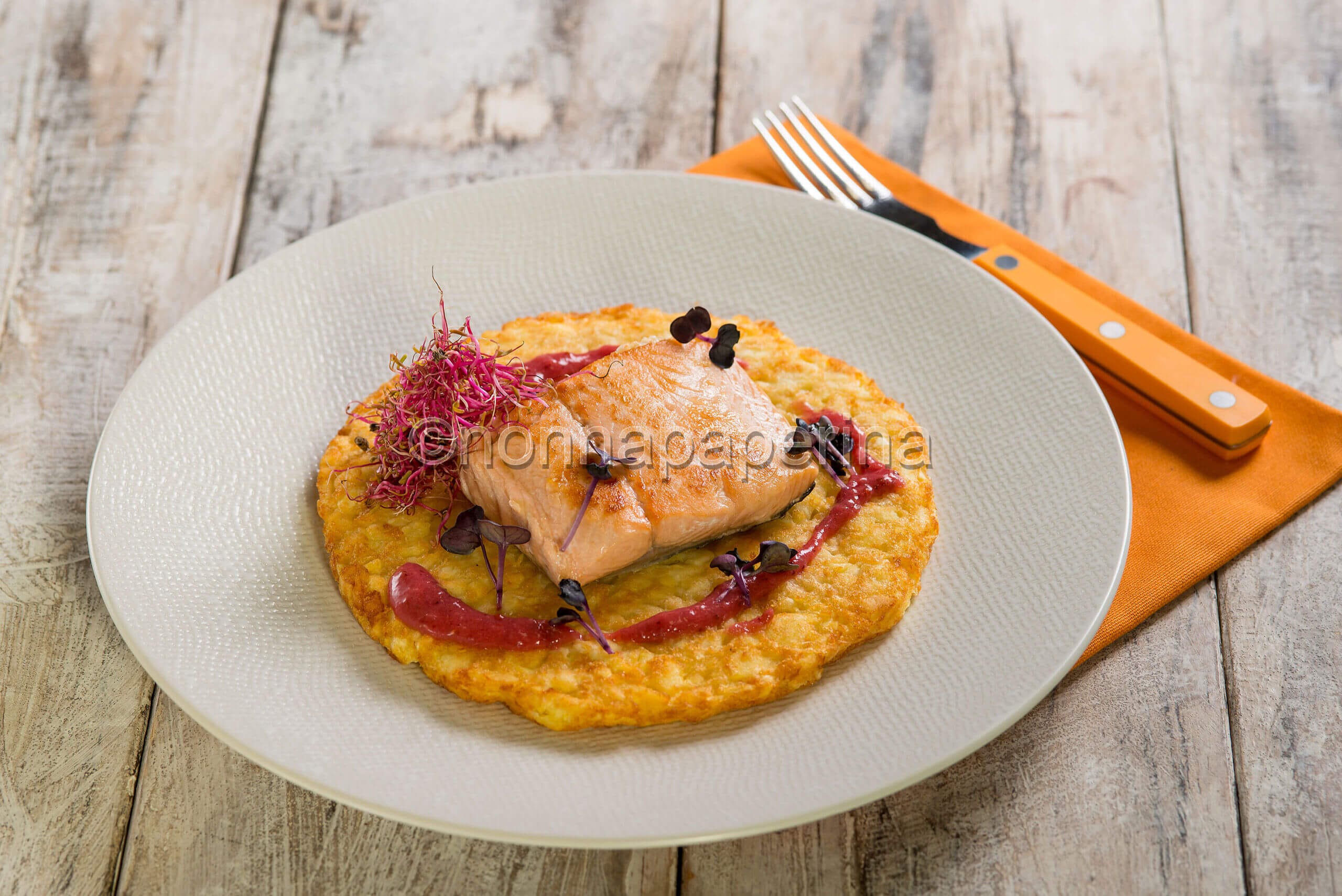 Salmone con rosti di patate, un piatto gourmet per i menù eleganti