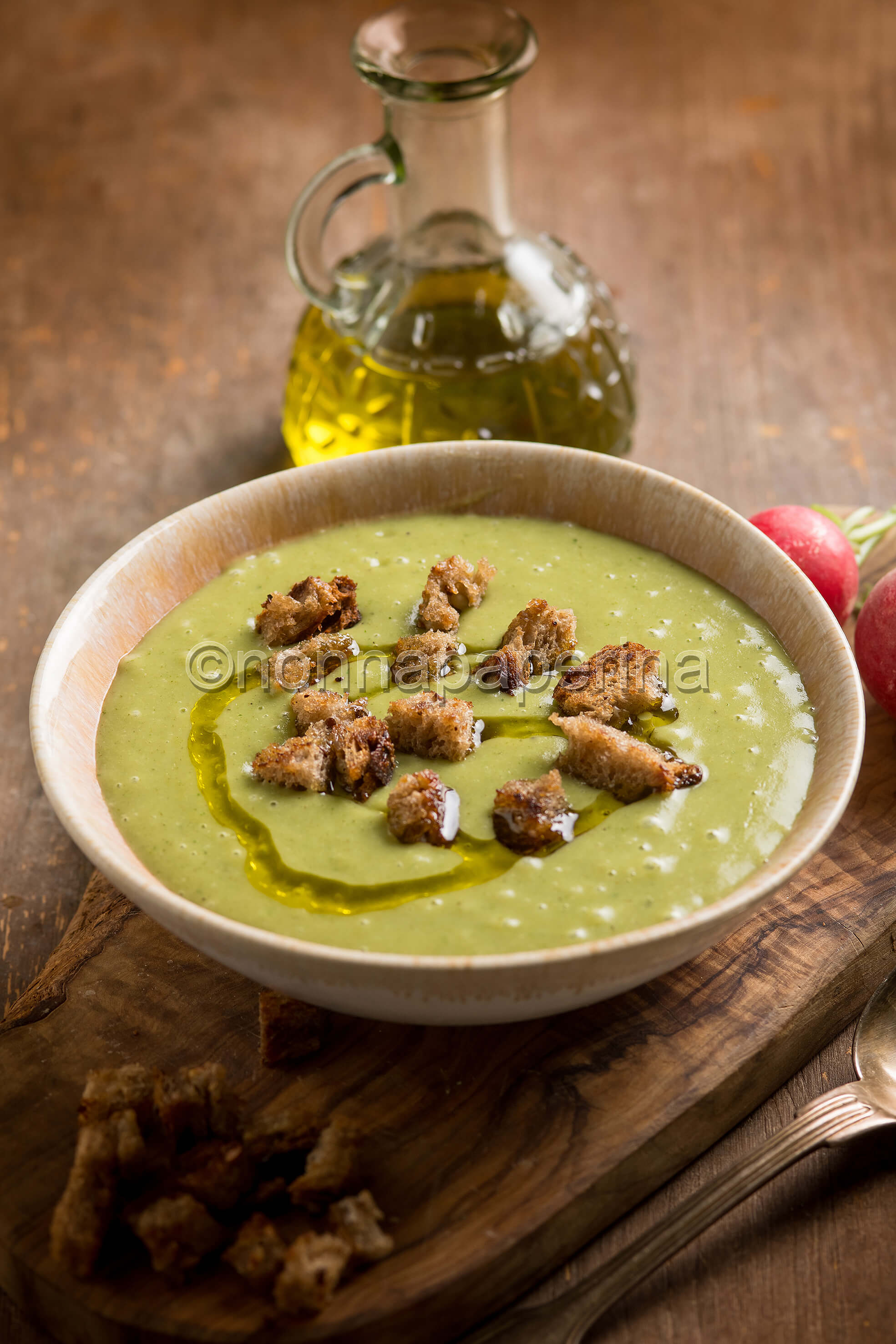 Zuppa estiva con foglie di ravanello e menta, un primo leggero