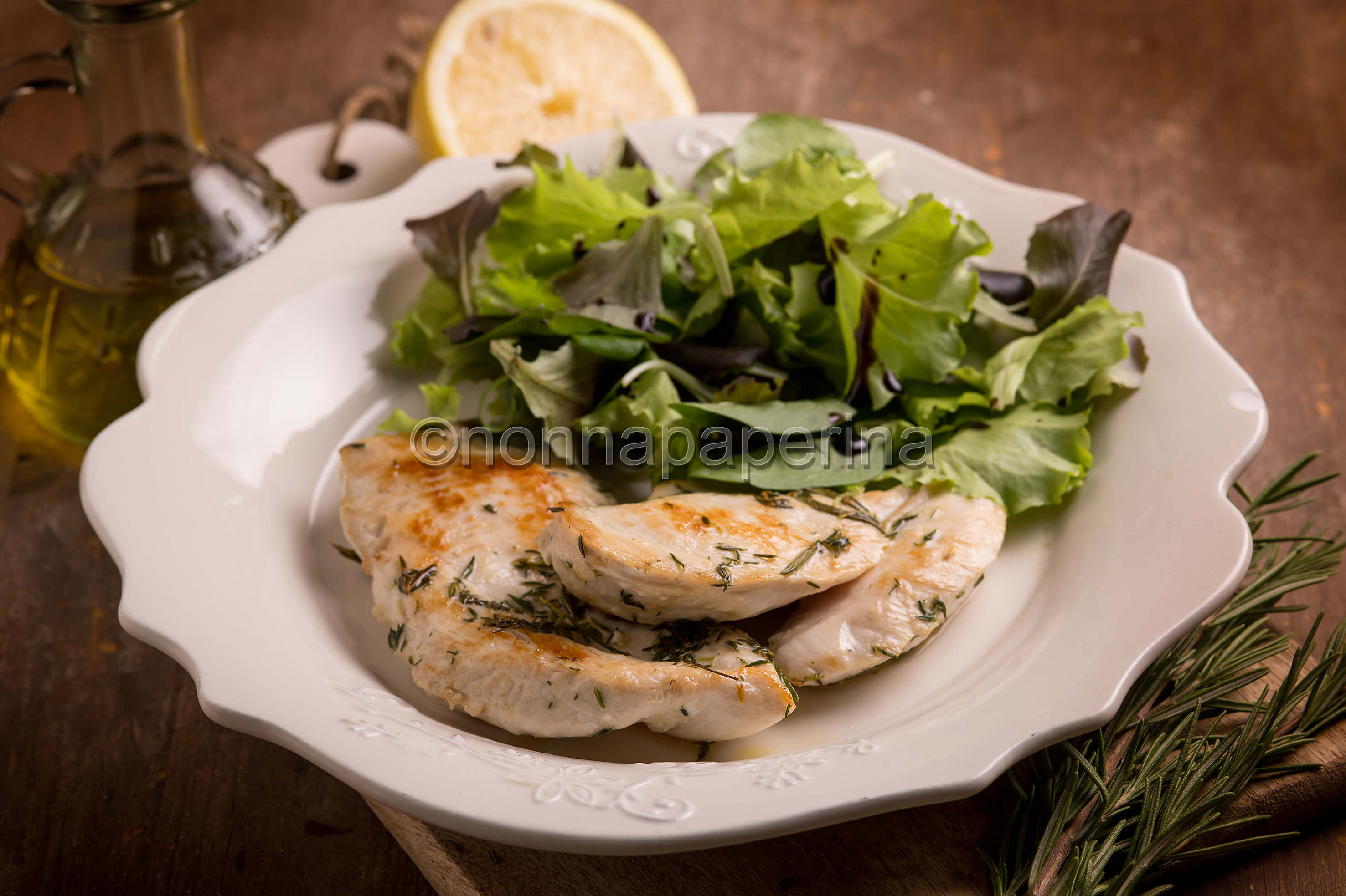 Pollo marinato al limone ed erbe aromatiche, un piatto per l’estate