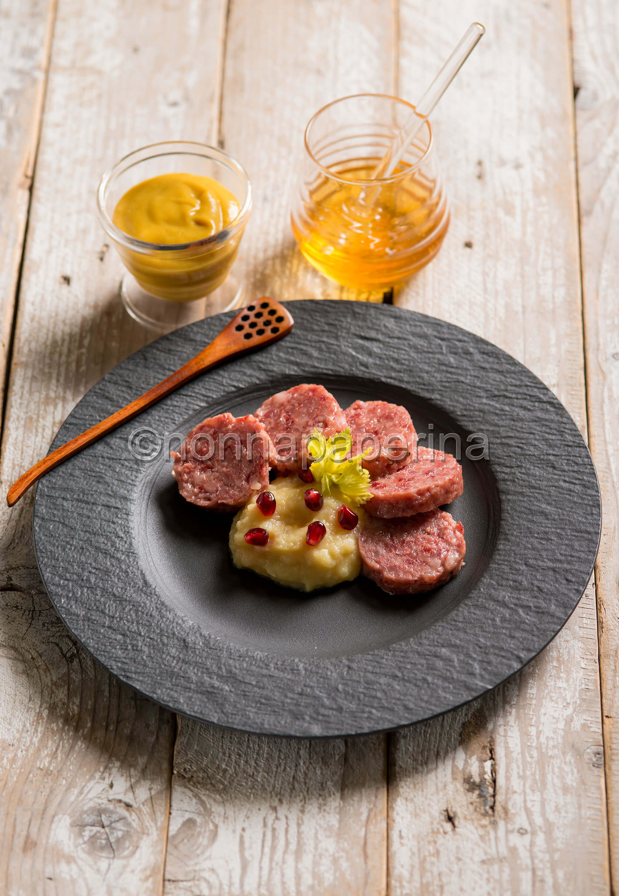 Cotechino con purea di pere, un secondo per cene eleganti
